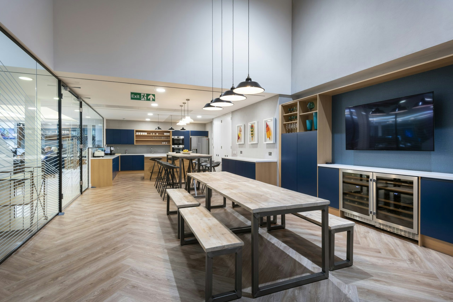 Hybrid Workspaces: Essential Insights for 2025